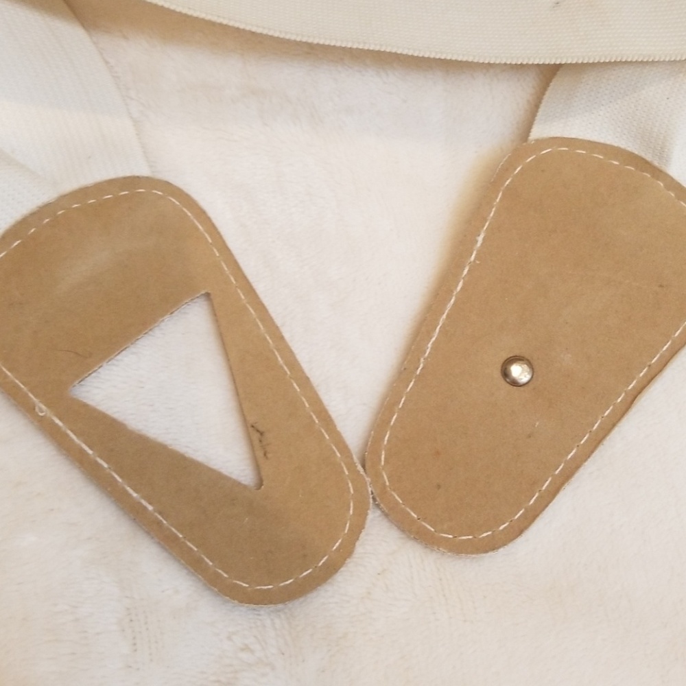 1980's Geometric Sideways Triangle Gold Snow White Be… - Gem